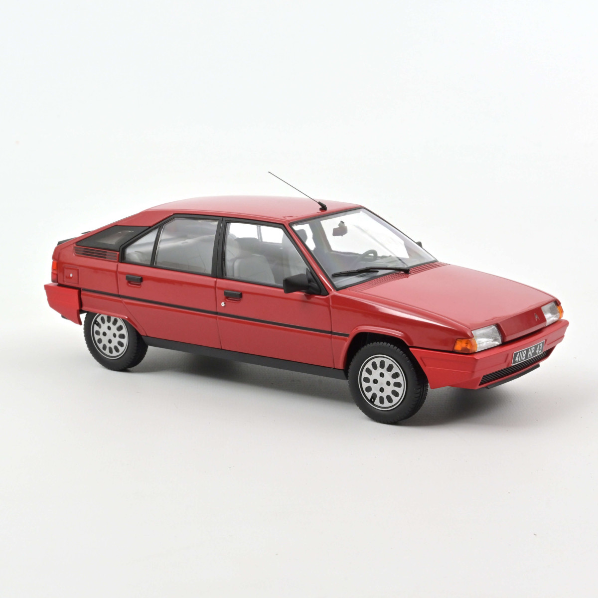 Масштабная модель Citroen BX 16 TRS 1983 красный