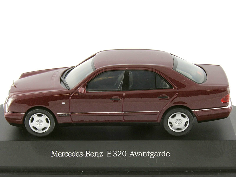 Масштабная модель Mercedes-Benz E320 Avantgarde W210 1995 фиолетовый