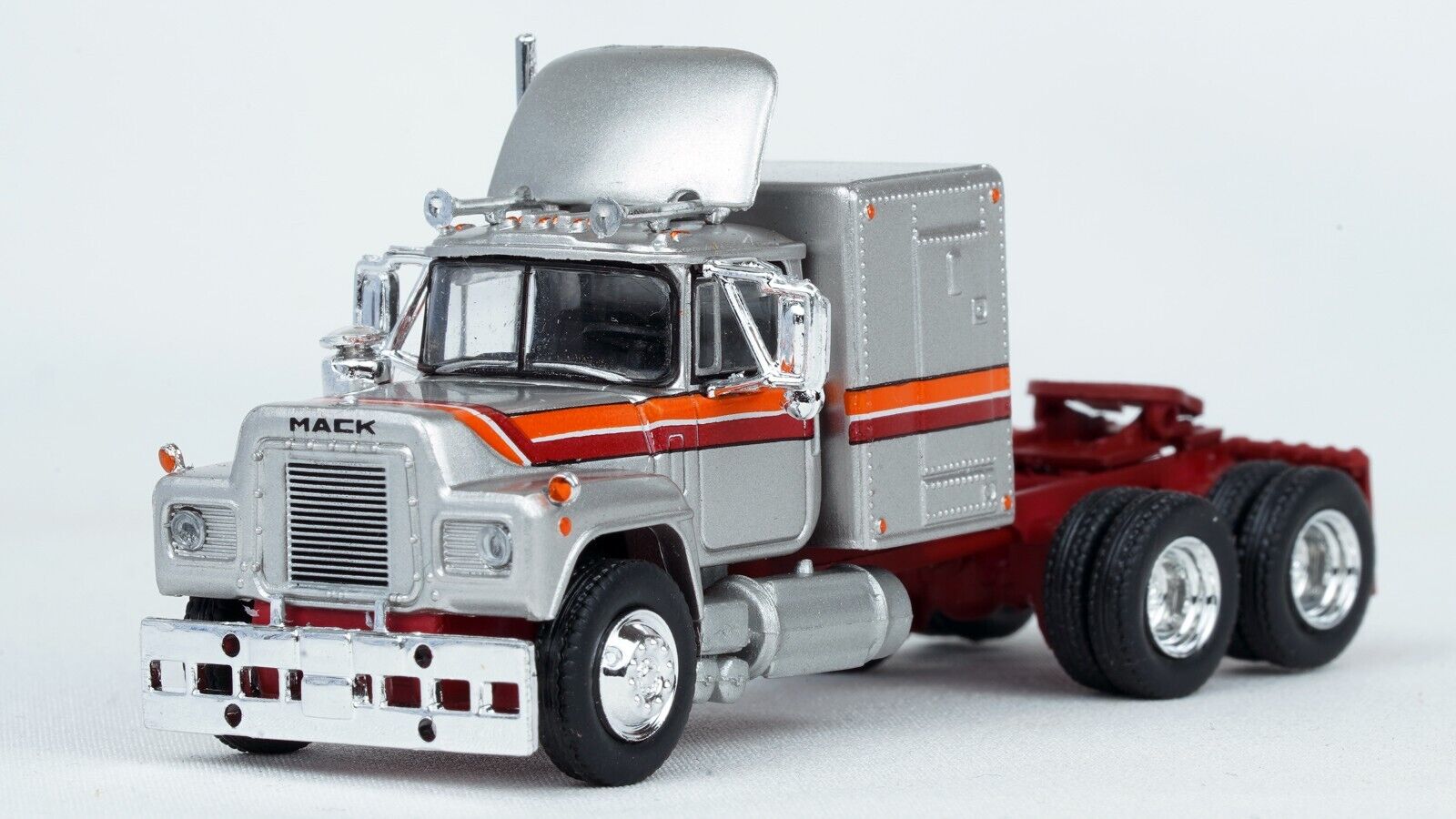 Масштабная модель Mack RS 700 1966 седельный тягач, серебристый