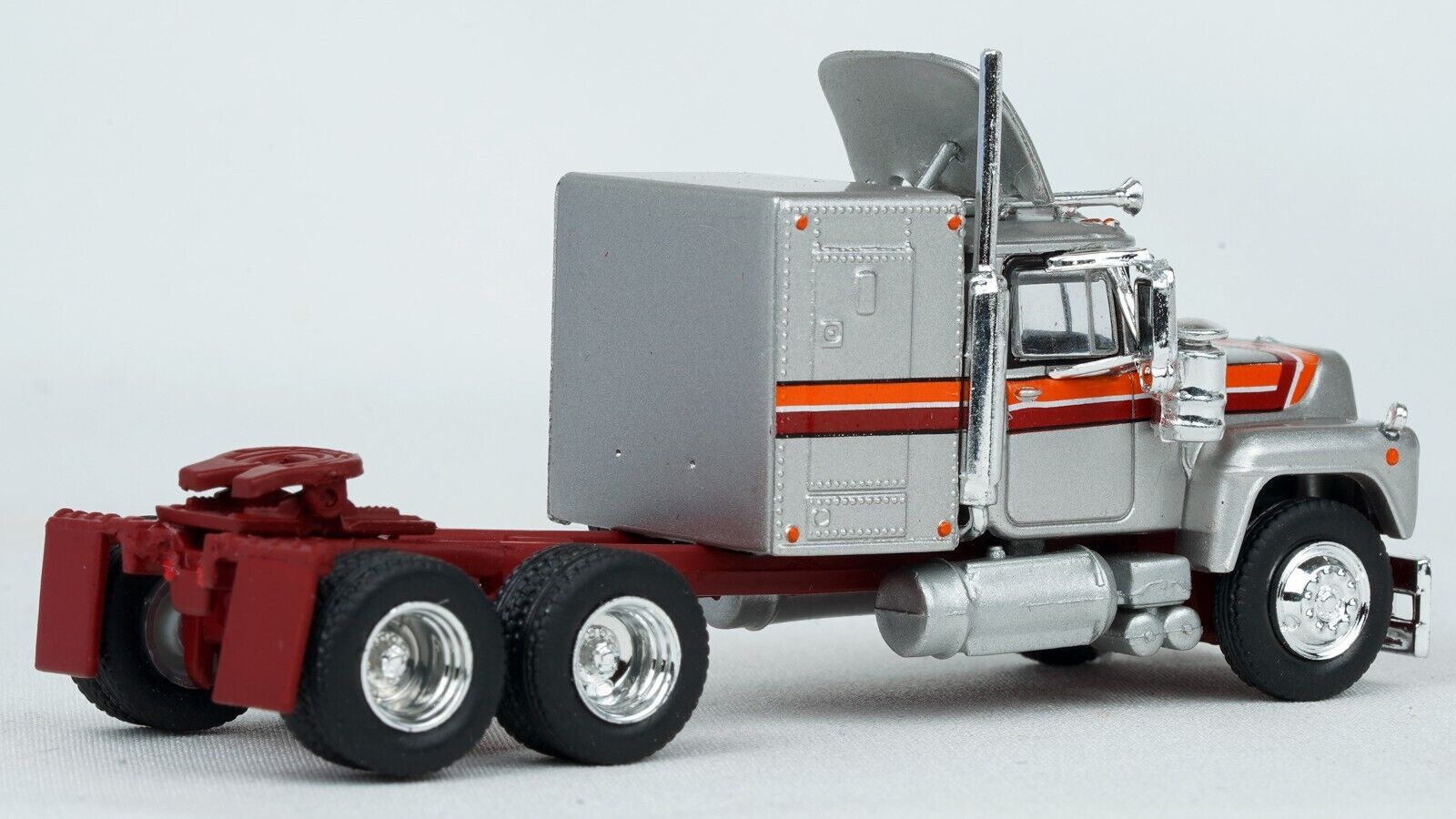 Масштабная модель Mack RS 700 1966 седельный тягач, серебристый
