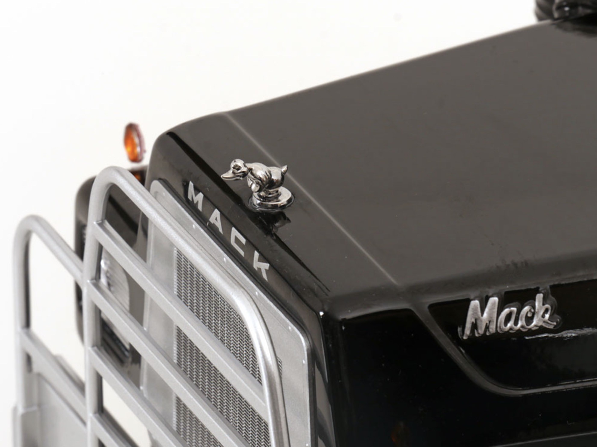 Масштабная модель Mack RL 700L 1974 седельный тягач черный лучшая цена!